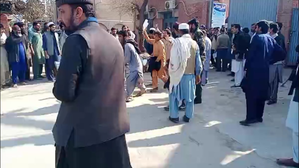 Bannu blast kills 2, injures 20 outside police station
